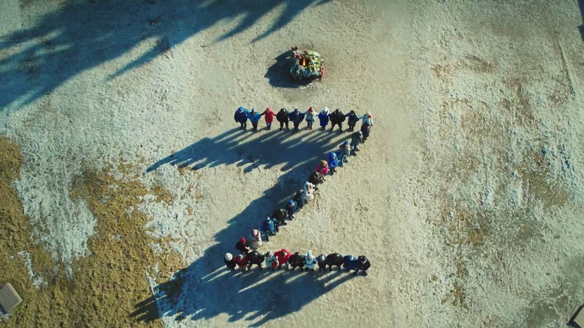 Security forces and ordinary Russians lined up in the letter Z ...